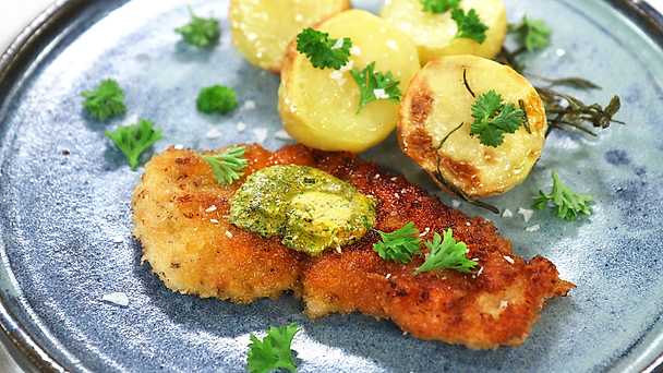 Kycklingschnitzel med örtsmör och rostad potatis | Recept från Köket.se