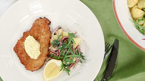 Kycklingschnitzel med potatissallad och citronsmör | Recept från Köket.se
