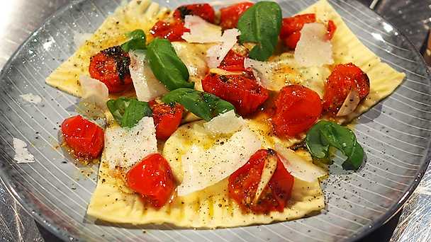 Ricottafylld pasta med ugnsrostade cocktailtomater | Recept från Köket.se