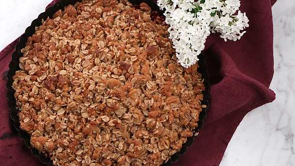 Svartvinbärspaj med knäckig smuldeg | Recept från Köket.se