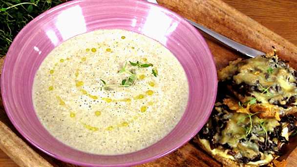 Trattkantarellsoppa med toast | Recept från Köket.se