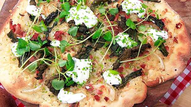 Vit pizza med rökt sidfläsk, gruyèreost och svartkål | Recept från Köket.se