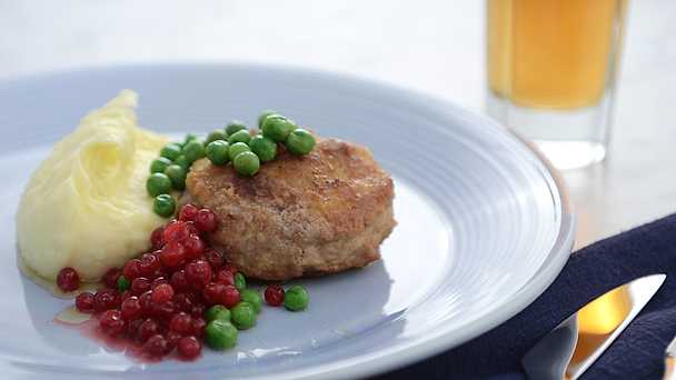 Wallenbergare med brynt smör och ärtor | Recept från Köket.se